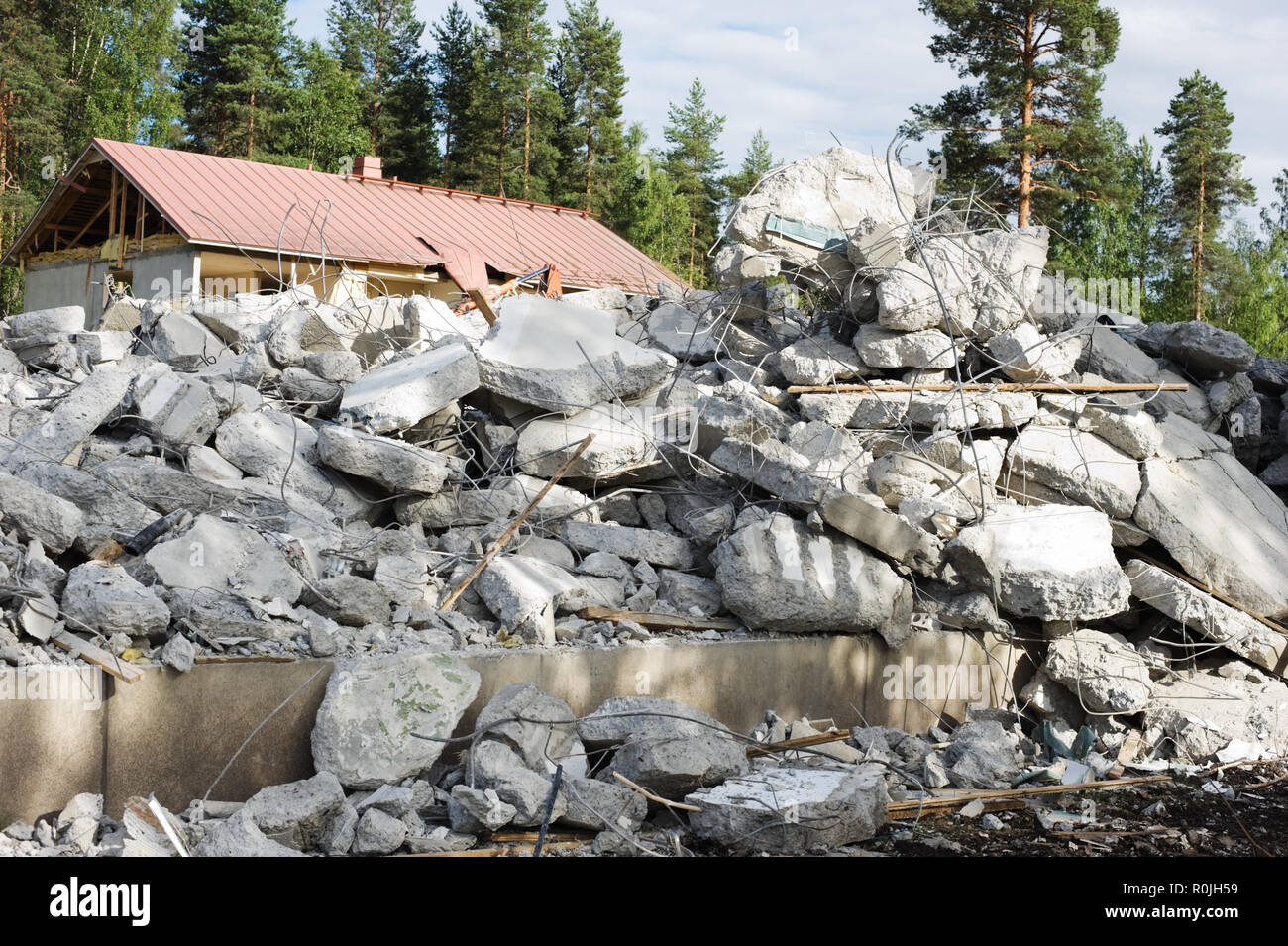 Pile of concrete debris at a building demolition site Stock Photo - Alamy