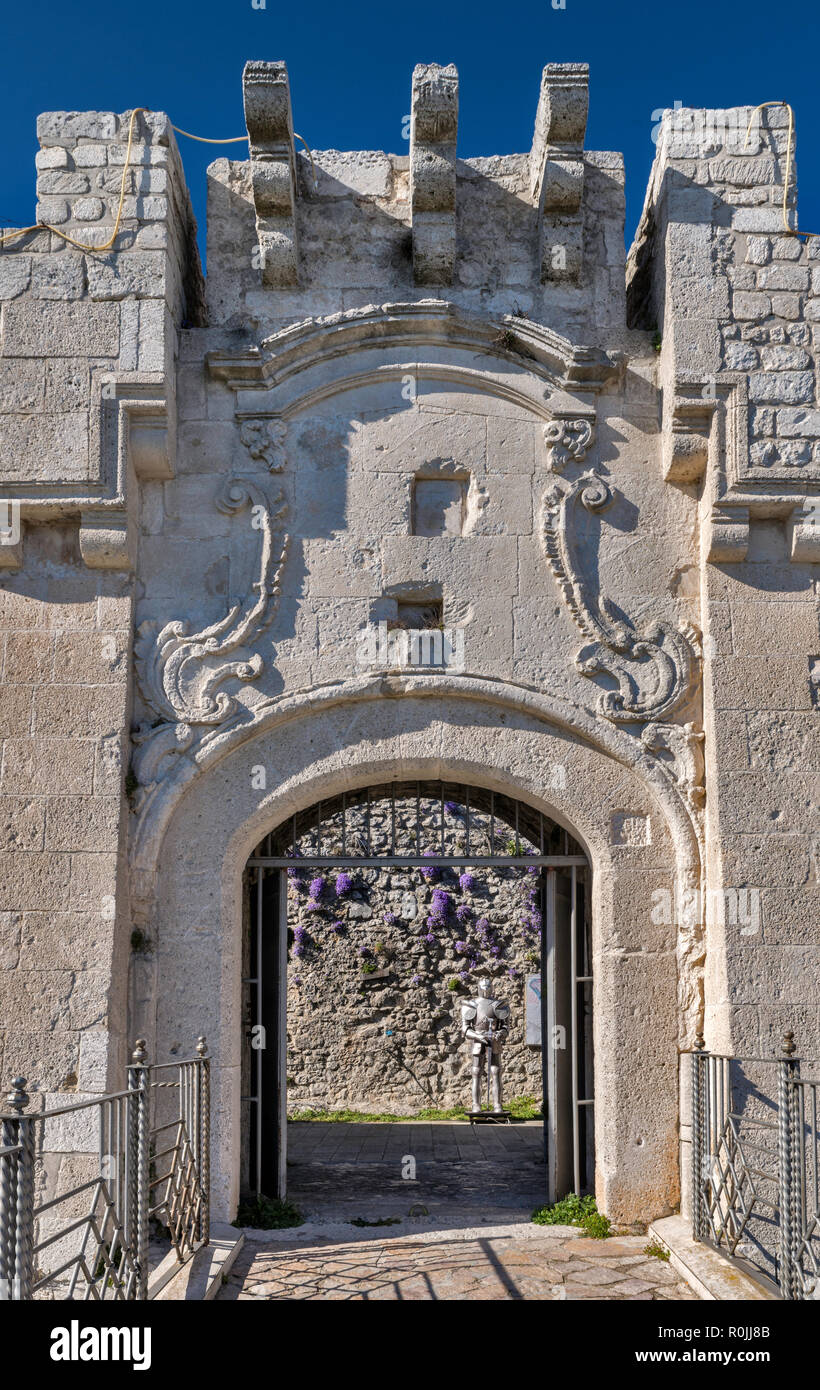 Medieval gateway hi-res stock photography and images - Alamy