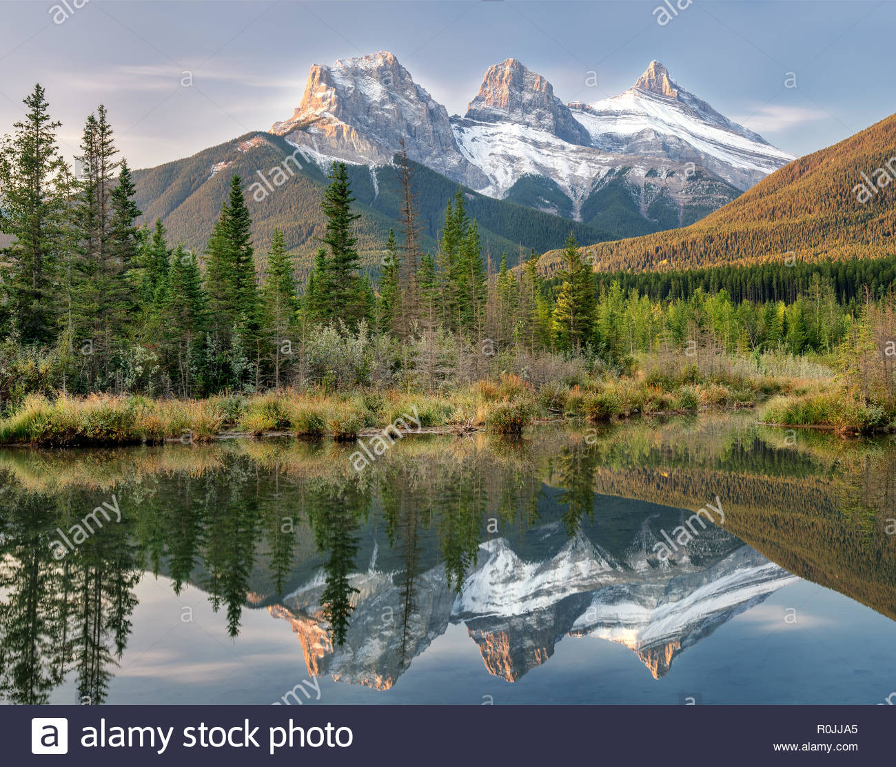 Three Sisters Mountains Canmore Stock Photos & Three Sisters Mountains Canmore Stock Images - Alamy