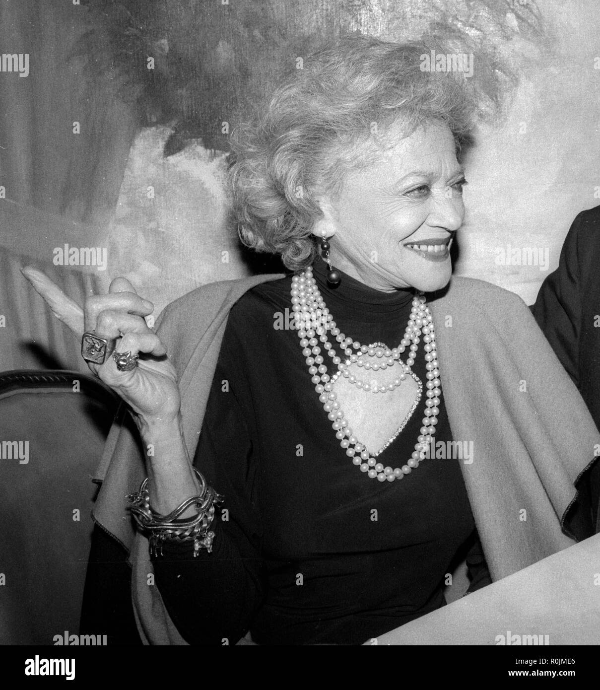 Sylvia Sidney 1985 Photo By Adam Scull/PHOTOlink/MediaPunch Stock Photo - Alamy