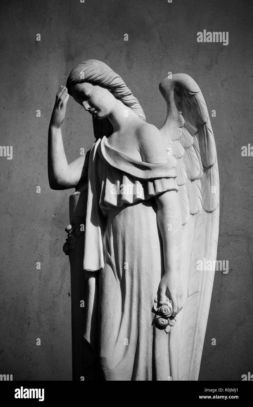 Back of cherub statue hi-res stock photography and images - Alamy