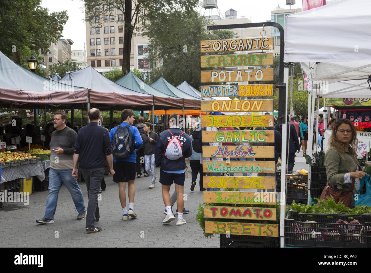 Farmers in the city hi-res stock photography and images - Alamy