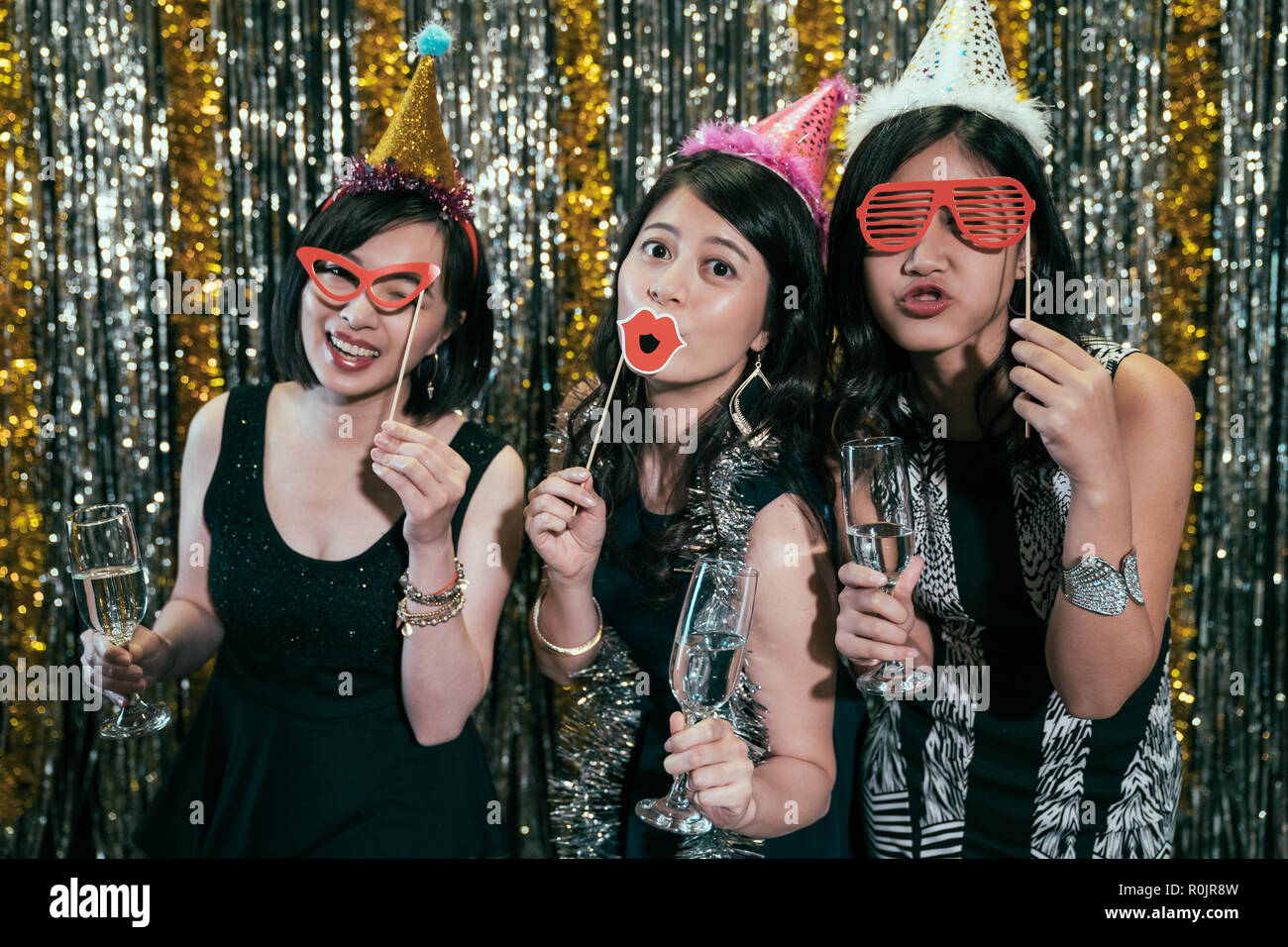 Group girls having fun nightclub hi-res stock photography and images ...