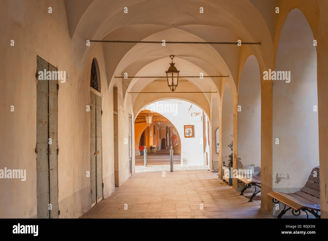 Intersection of barrel vaults hi-res stock photography and images - Alamy