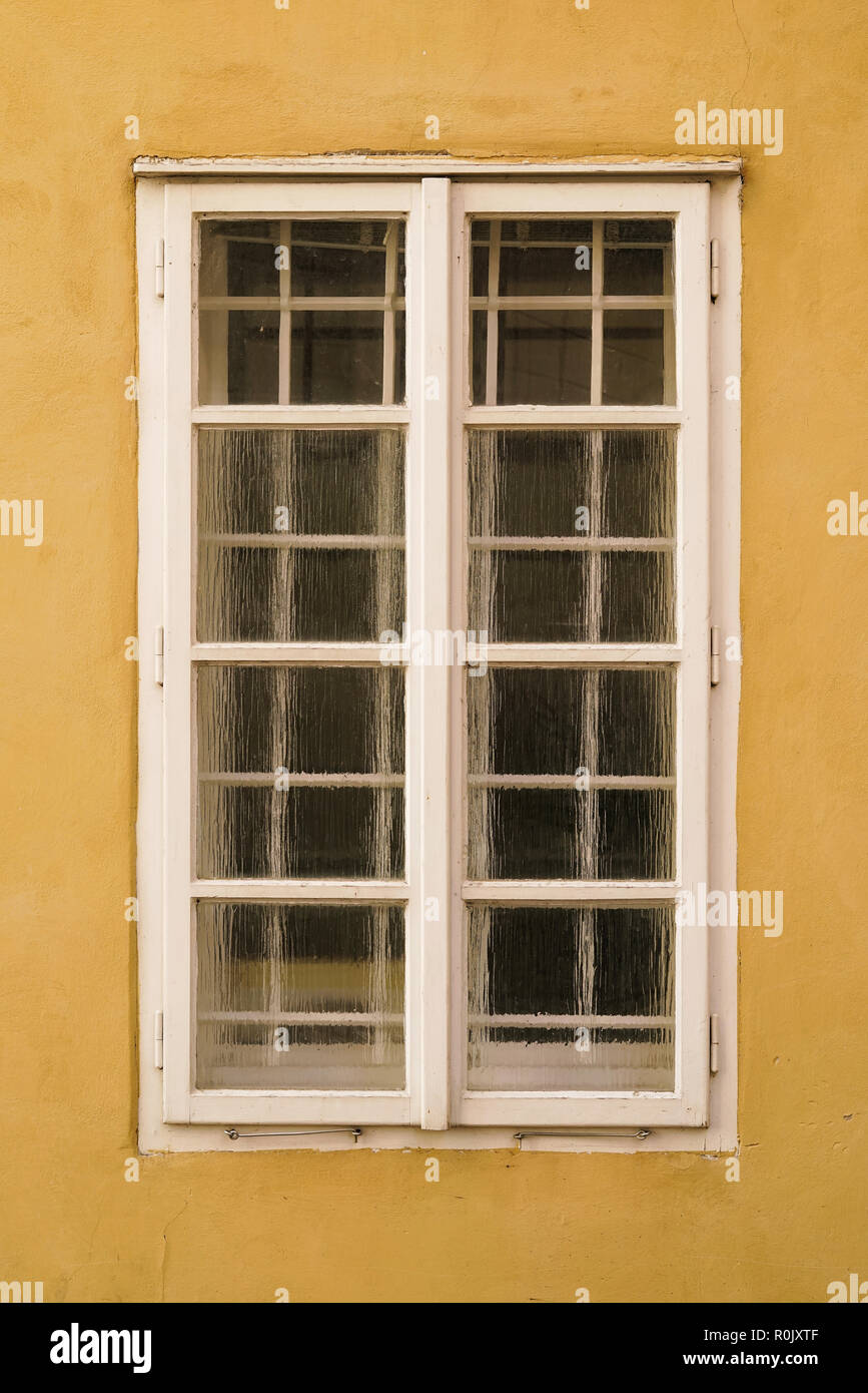 Yellow window frames hi-res stock photography and images - Alamy