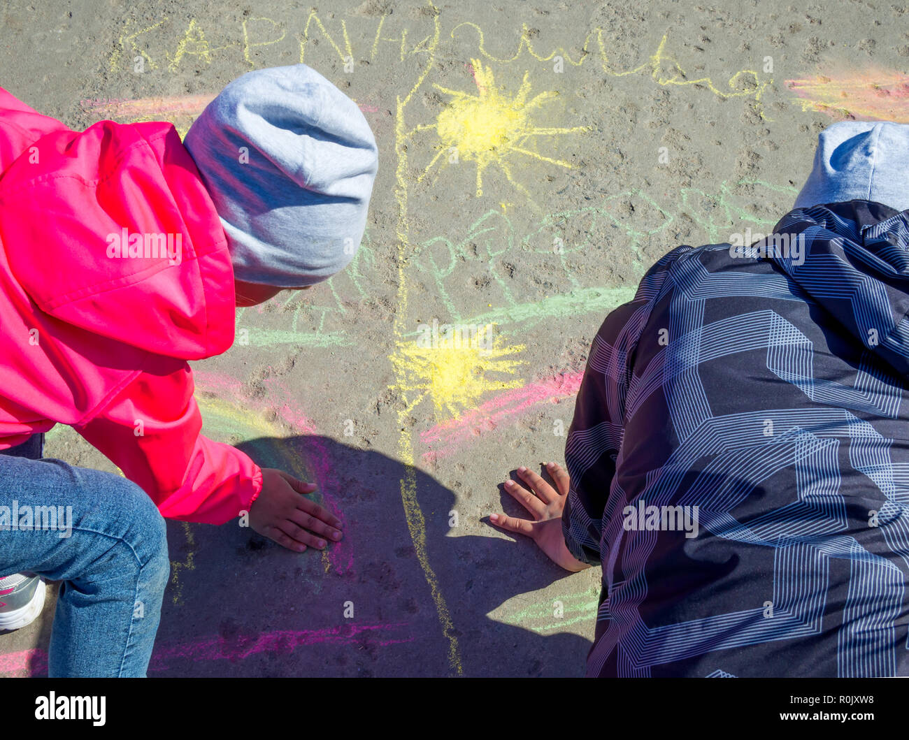 Children chalk drawings on sidewalk hi-res stock photography and images ...