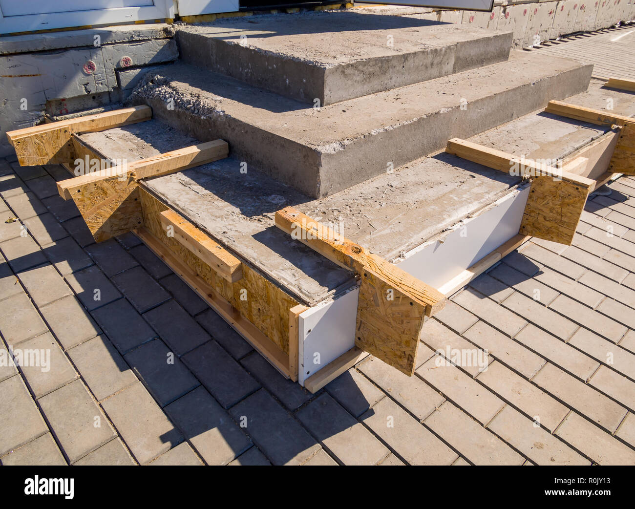 Concreting steps at the entrance to the building using homemade ...