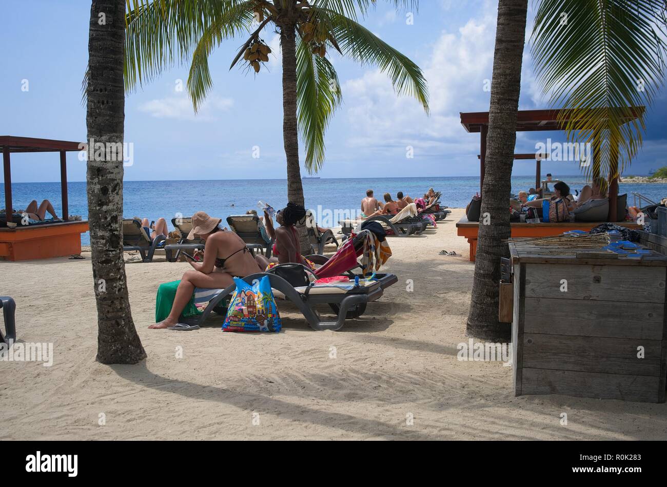 Holiday makers relaxing at the JanThiel resort on the island of Curacao ...