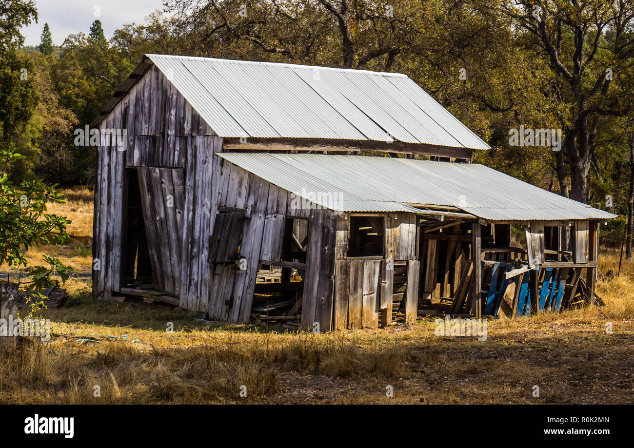 Old Wooden Barn Falling Down In Disrepair Stock Photo - Alamy