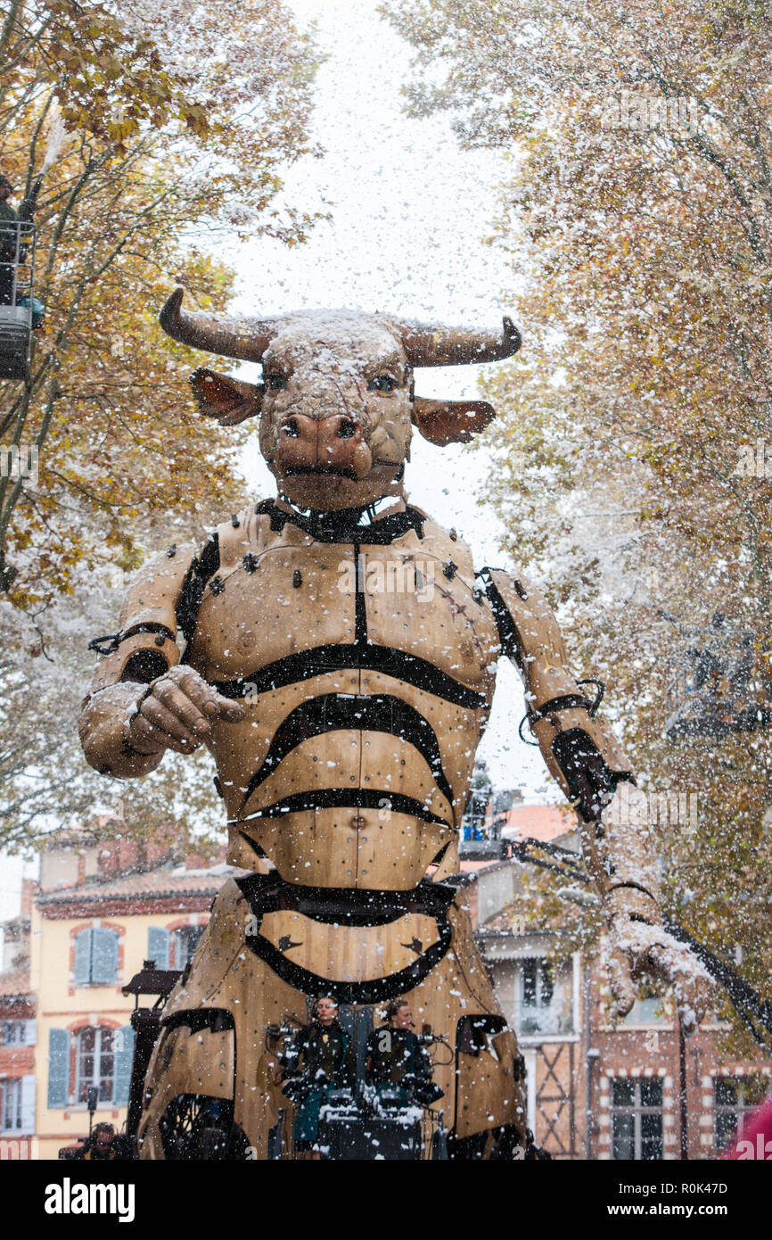 "La Machine", Giant Mechanical Machines perform in a huge street ...