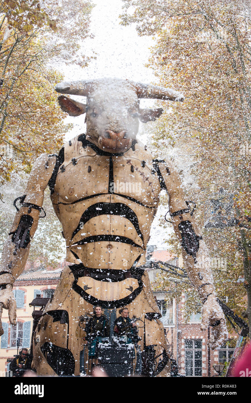"La Machine", Giant Mechanical Machines perform in a huge street ...
