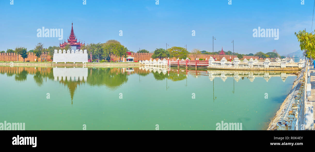 Main street and royal palace hi-res stock photography and images - Alamy
