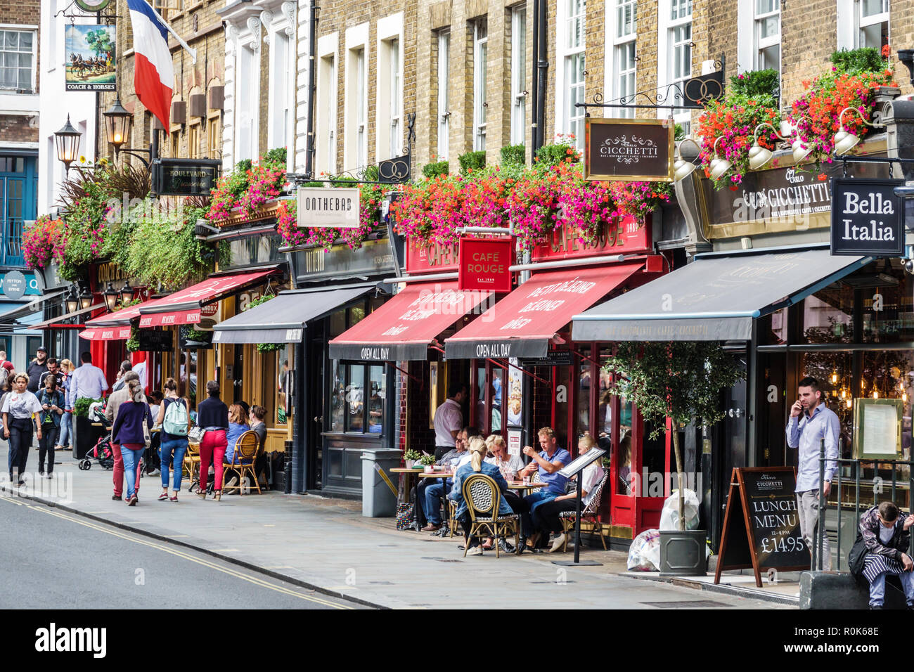 Street cafe and pedestrians hi-res stock photography and images - Alamy