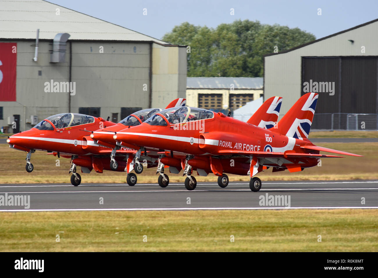 Red arrows taking off hi-res stock photography and images - Alamy