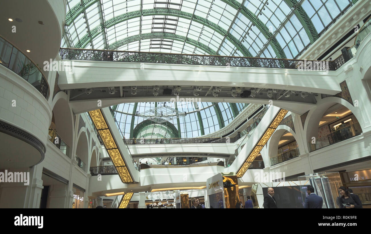 Interior Mall of the Emirates huge shopping and entertainment center ...