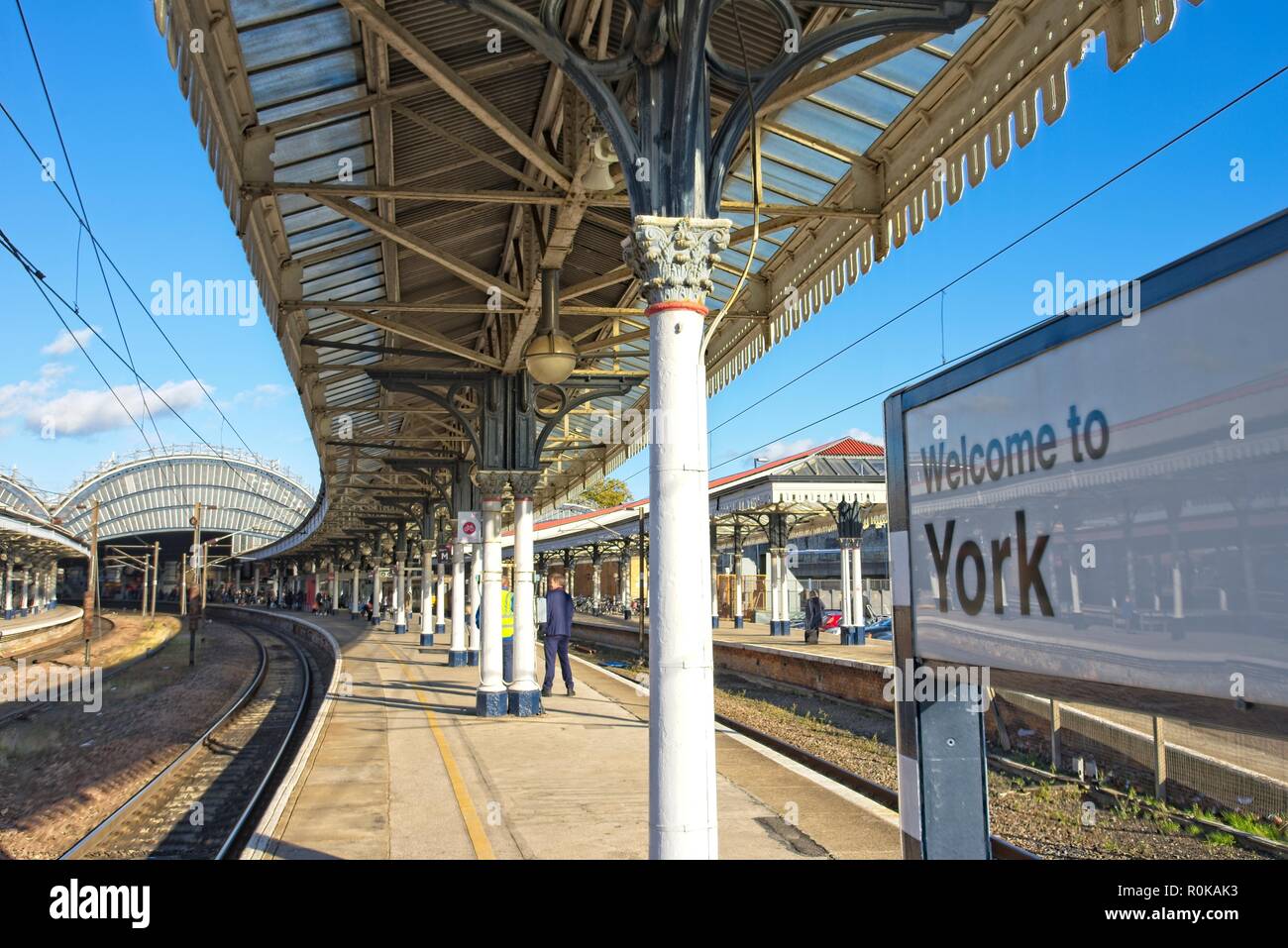 Busy commuter train uk platform hi-res stock photography and images - Alamy