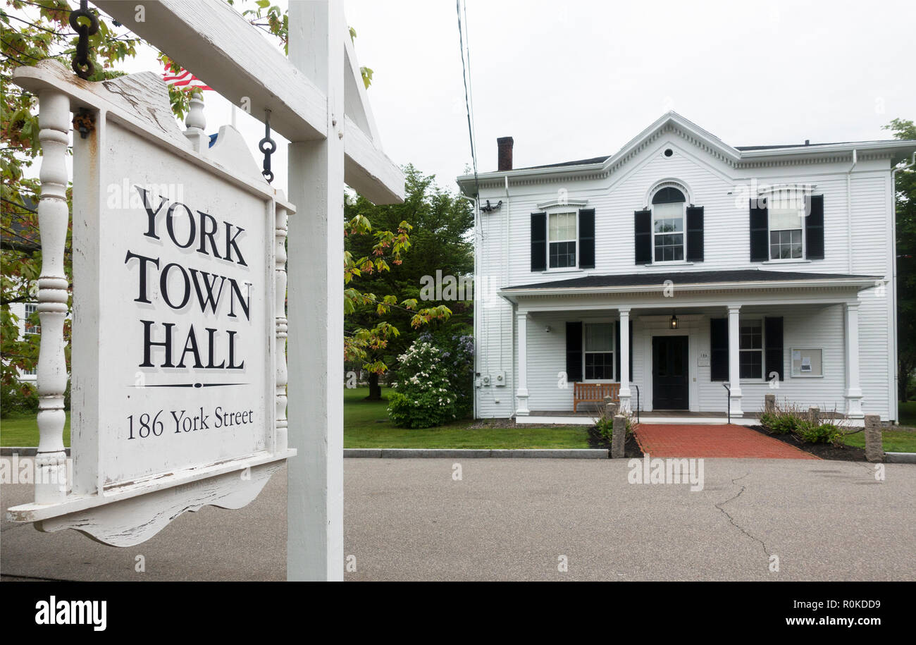 Town hall new york hi-res stock photography and images - Alamy