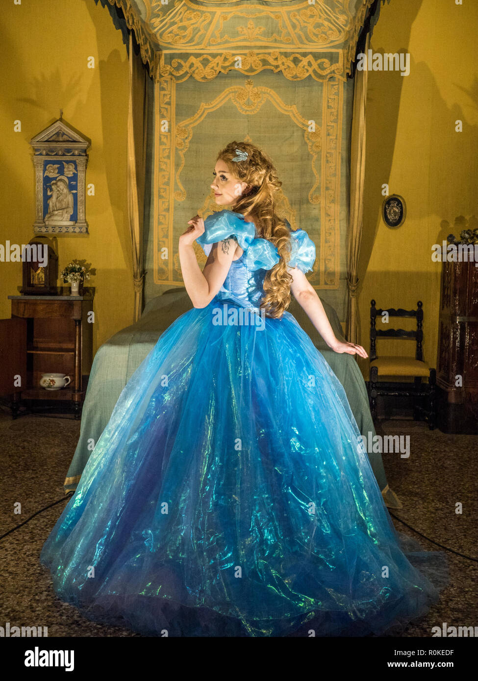 Elegant lady hi-res stock photography and images - Alamy