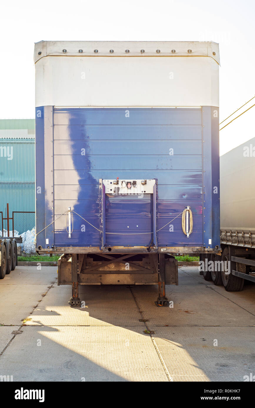 Back of white blue truck with hydraulic ramp Stock Photo - Alamy