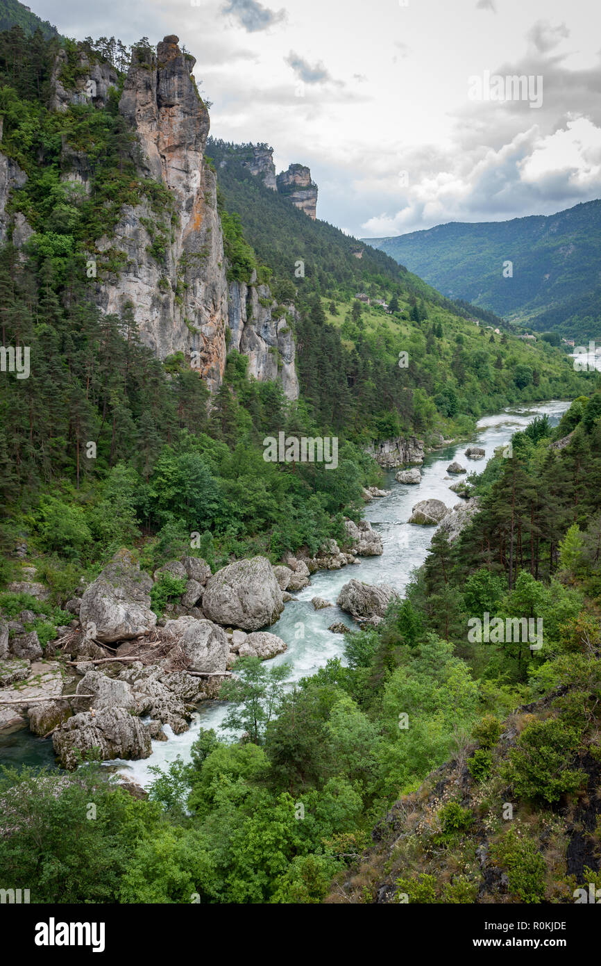 Tarn river flowing through the steep cliffs of the Gorges du Tarn ...