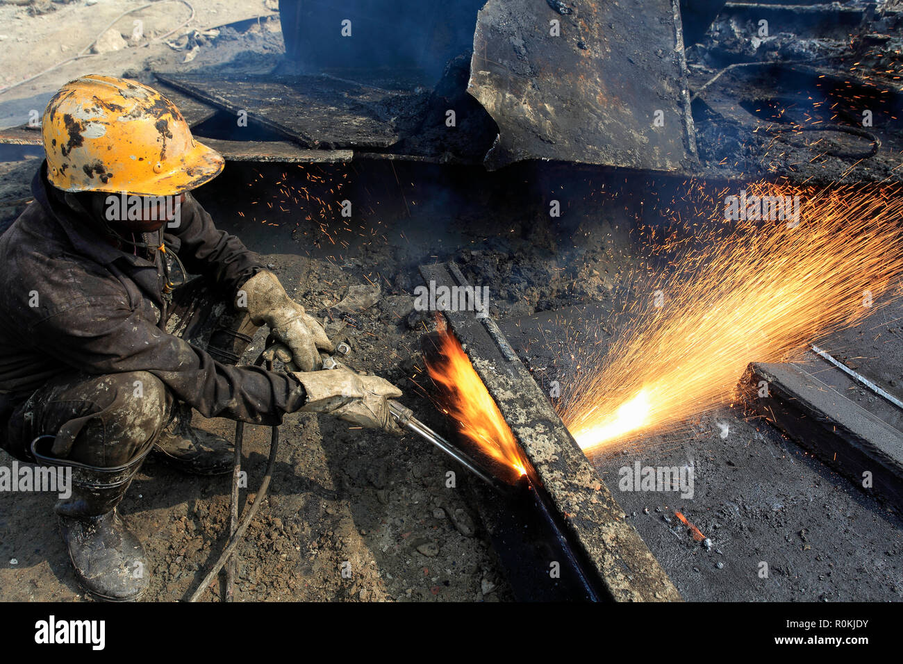 Shipbreaking hi-res stock photography and images - Alamy