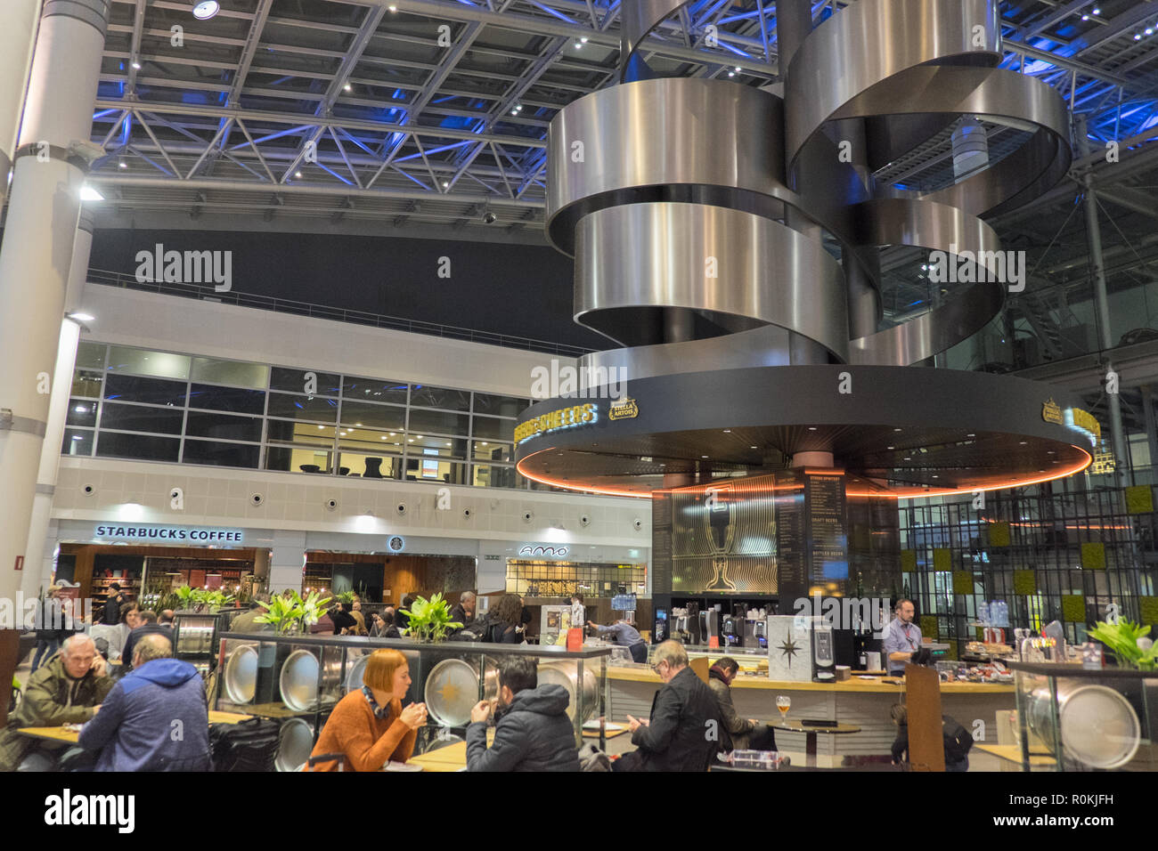 Beer airport bar hi-res stock photography and images - Alamy