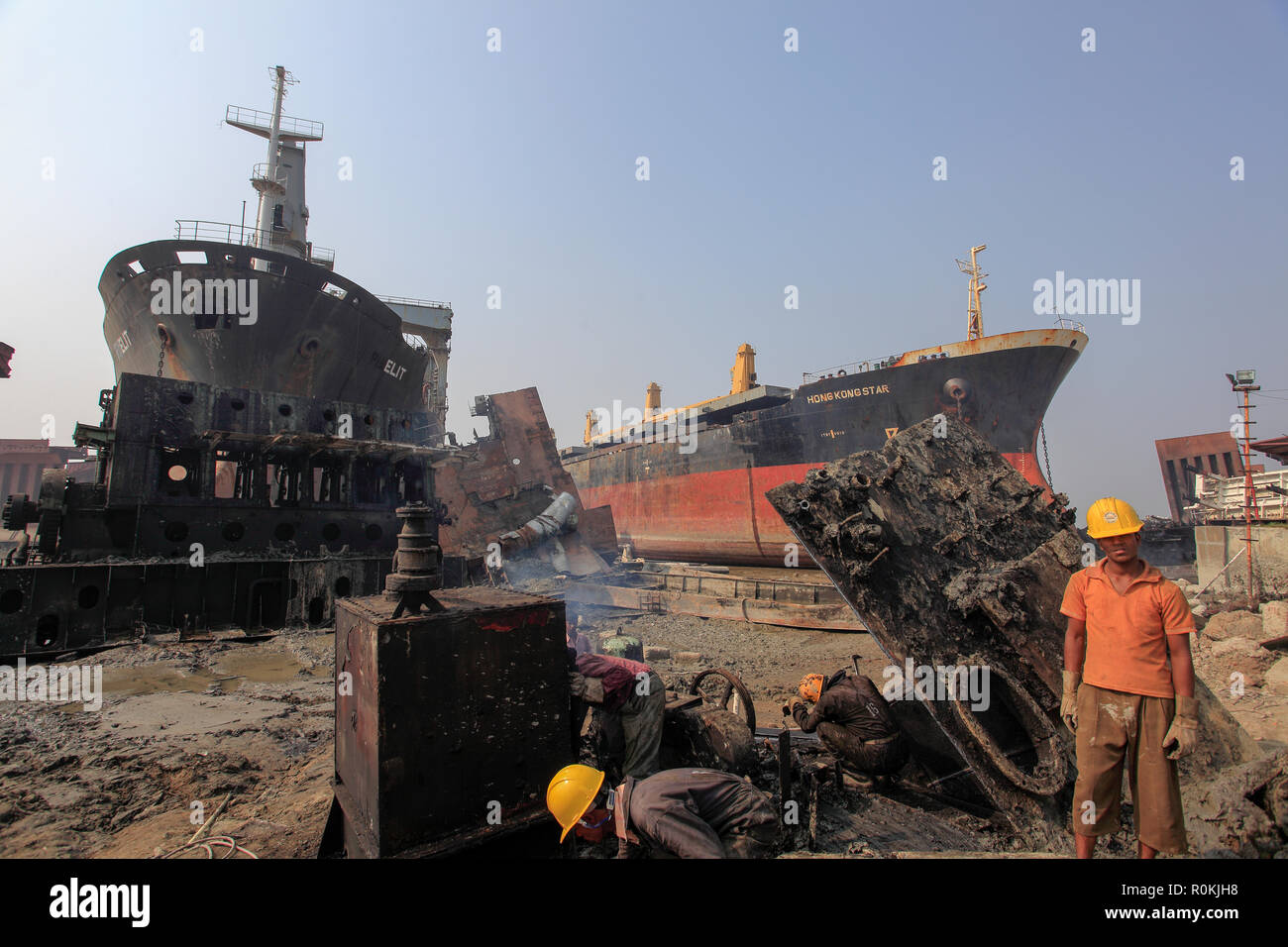 Ship breaking yard chittagong bangladesh hi-res stock photography and ...