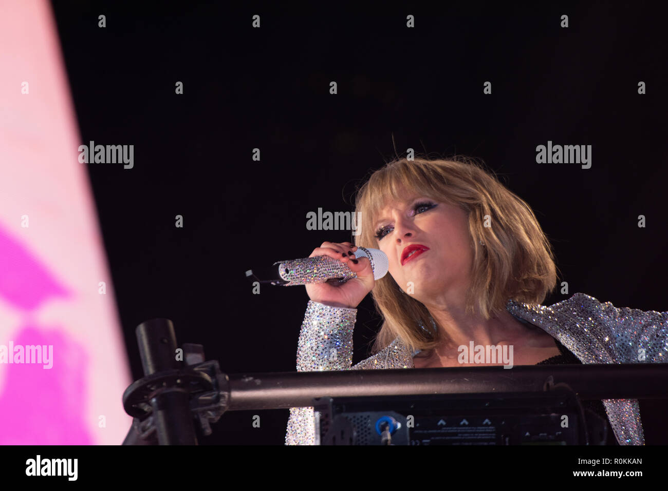 Taylor Swift performing at NY New Year's eve Stock Photo - Alamy