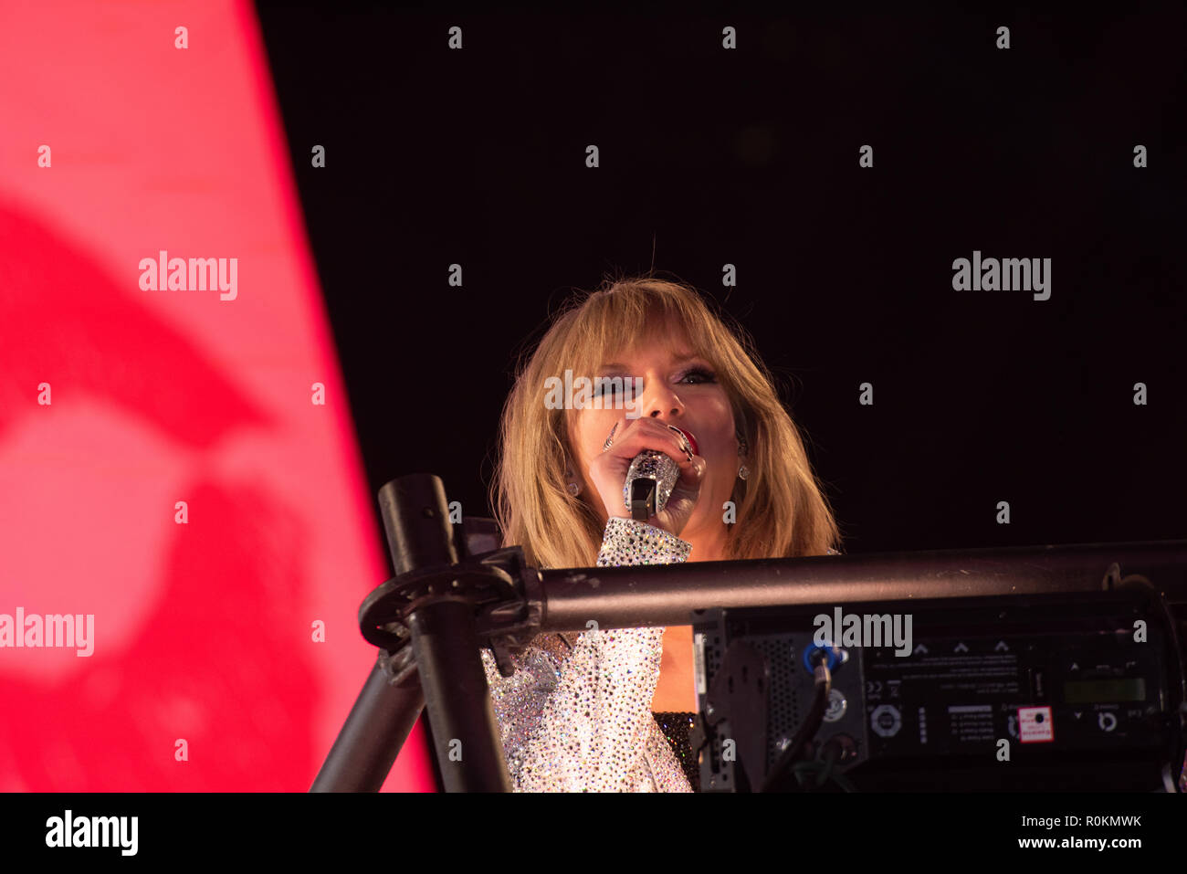 Taylor Swift performing at NY New Year's eve Stock Photo - Alamy