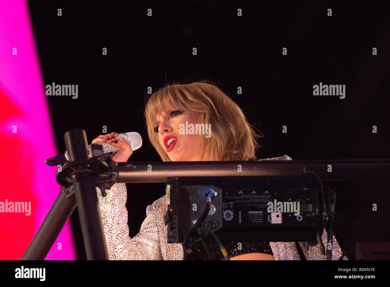Taylor Swift performing at NY New Year's eve Stock Photo - Alamy