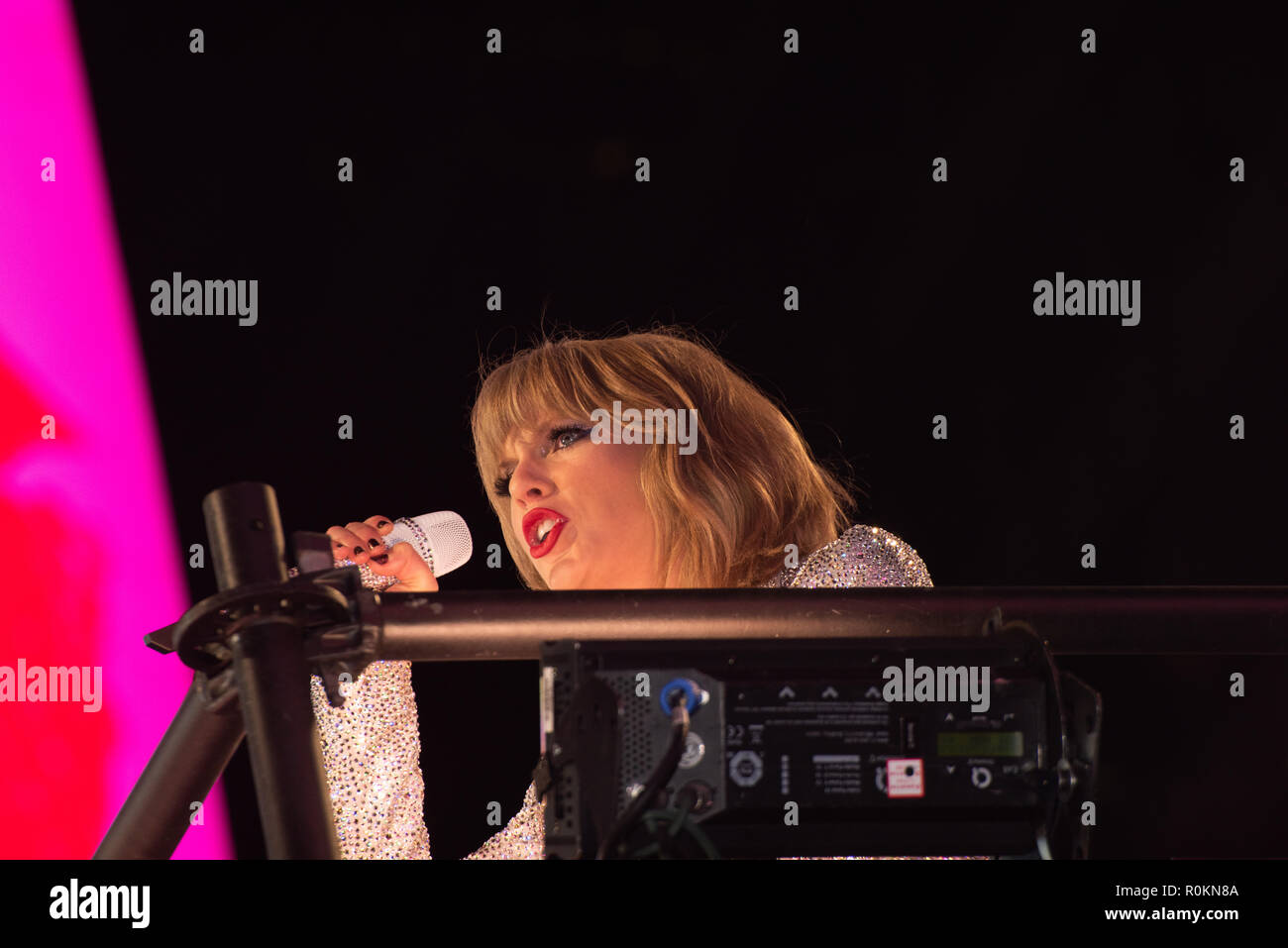 Taylor Swift performing at NY New Year's eve Stock Photo - Alamy