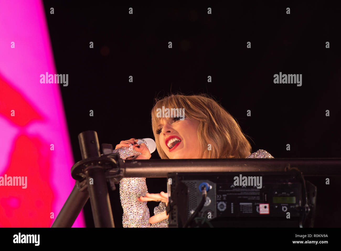 Taylor Swift performing at NY New Year's eve Stock Photo - Alamy
