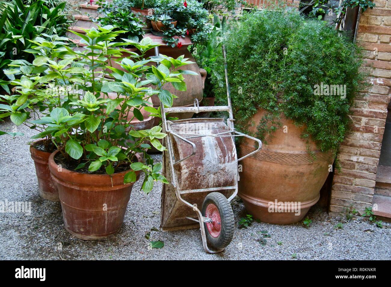 Italian terracotta pots hi-res stock photography and images - Alamy