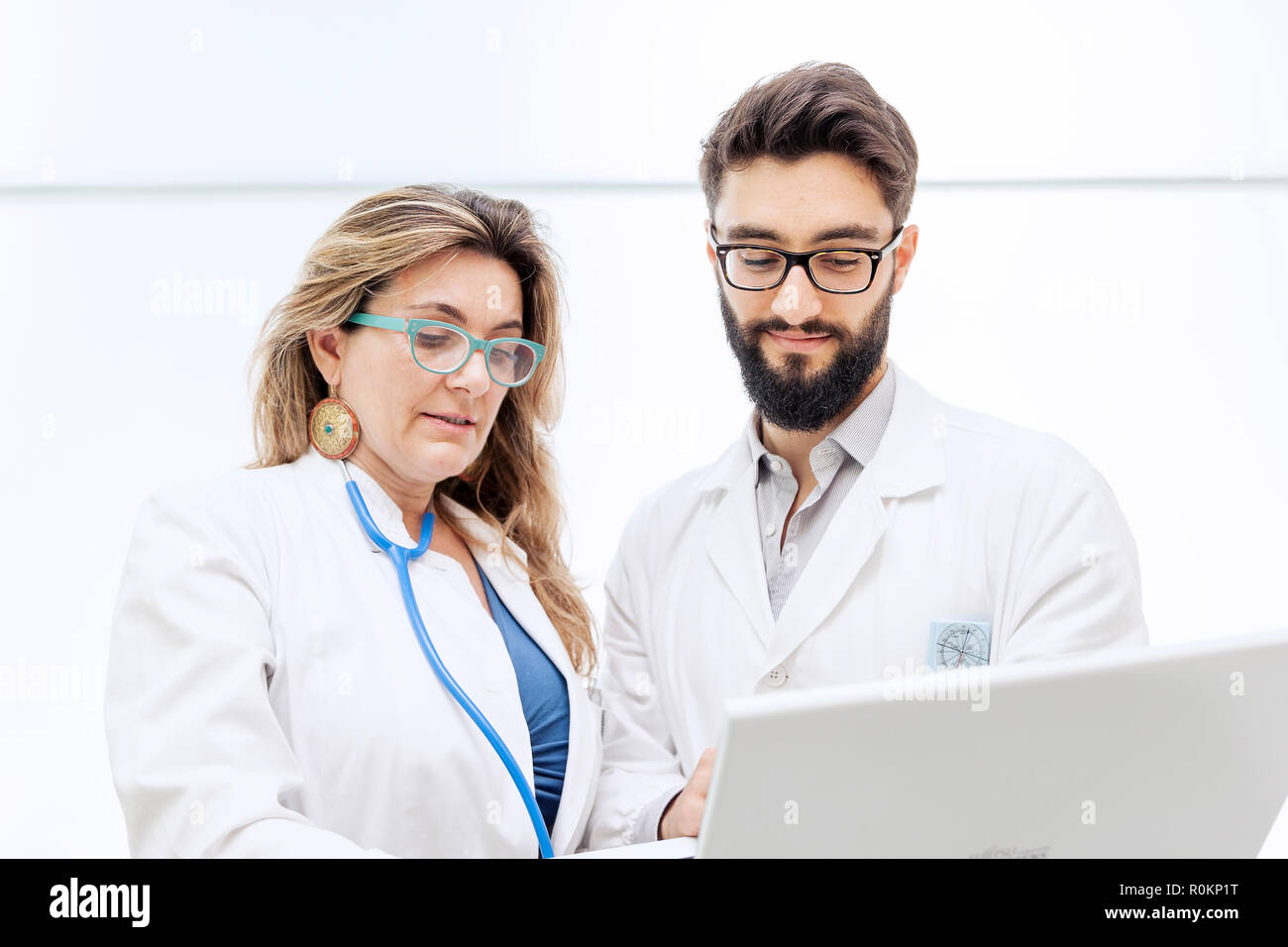 Couple of doctors hi-res stock photography and images - Alamy
