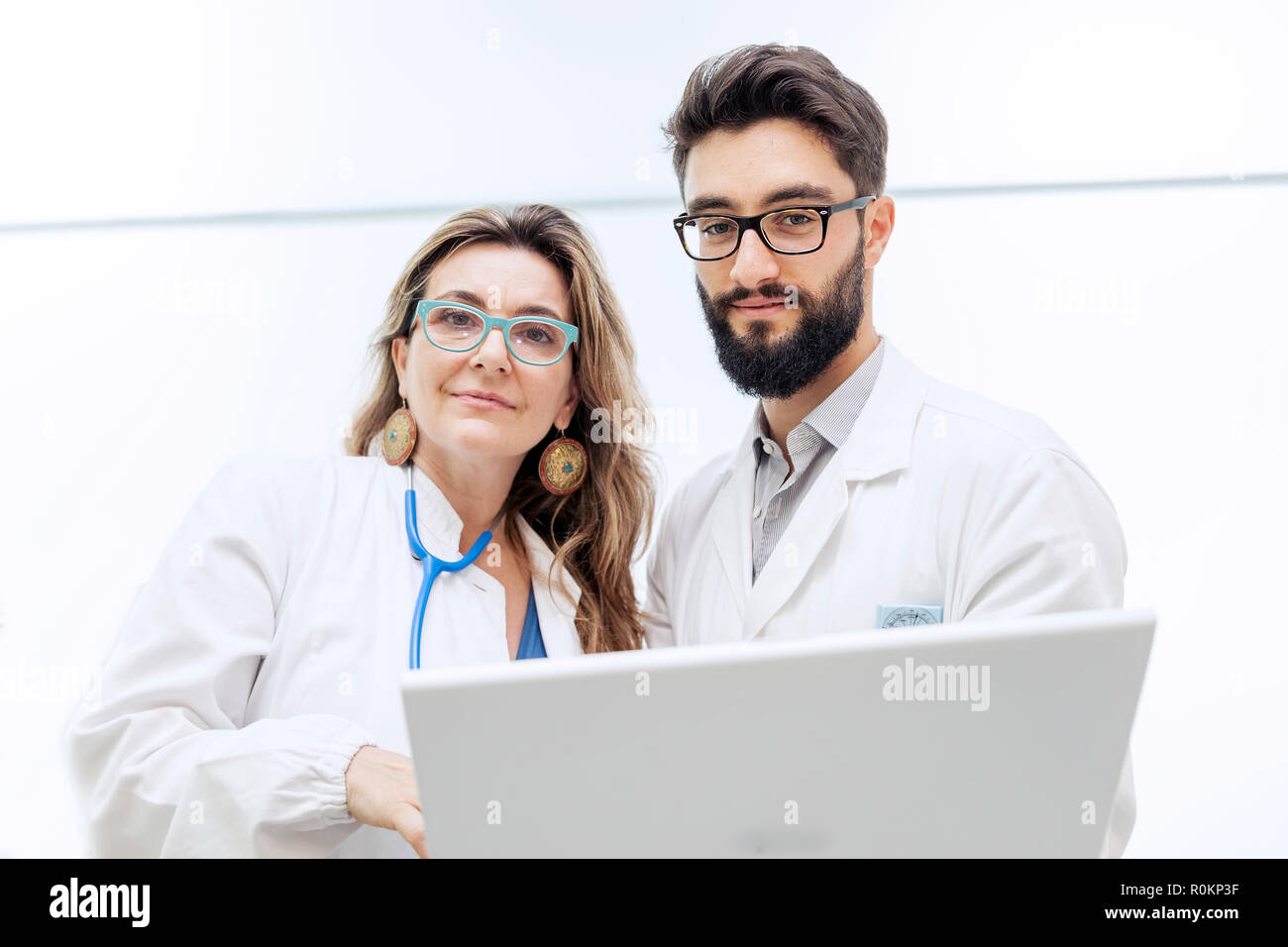 Couple of doctors hi-res stock photography and images - Alamy