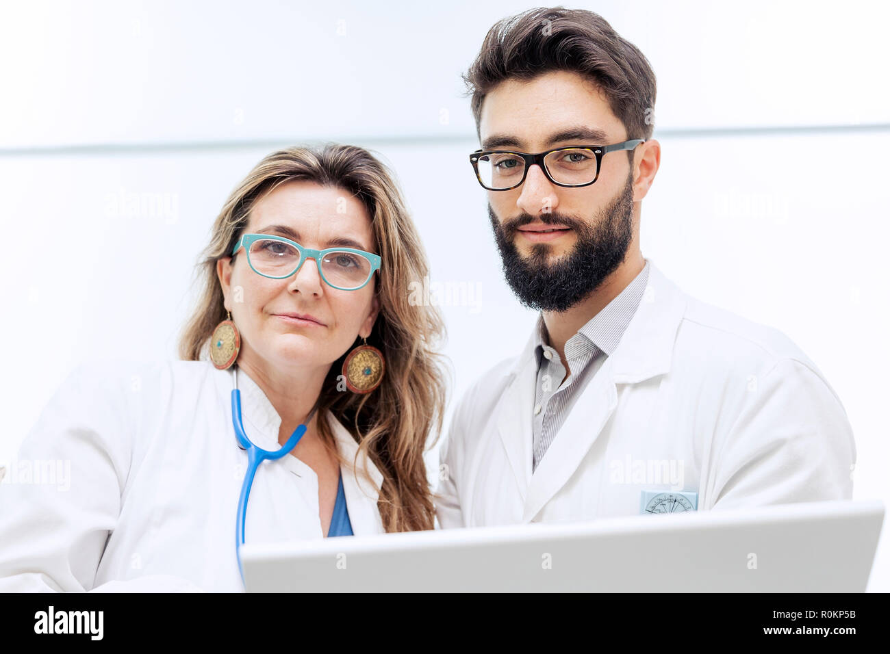 Couple of doctors hi-res stock photography and images - Alamy