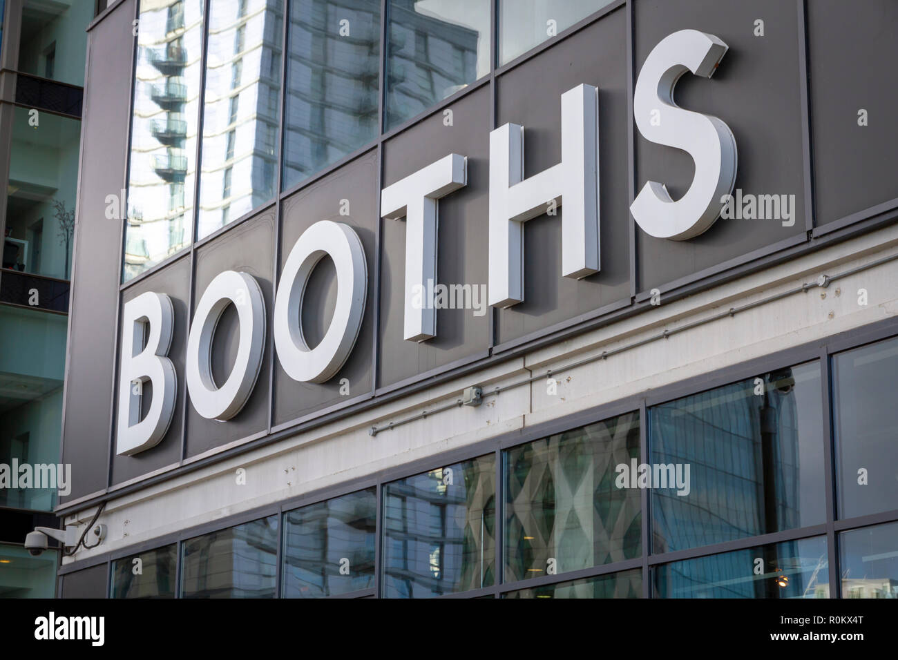 Booths store hi-res stock photography and images - Alamy