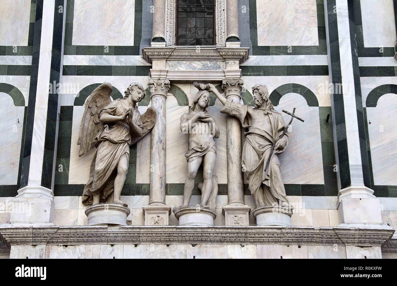 Statues on the exterior of Florence Cathedral Stock Photo - Alamy