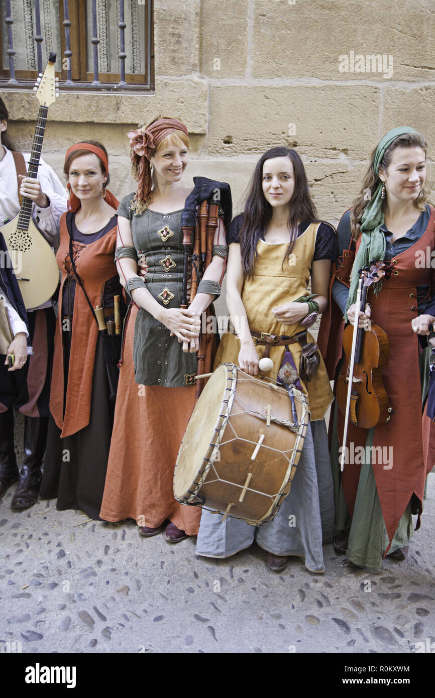 Group of medieval performers hi-res stock photography and images - Alamy