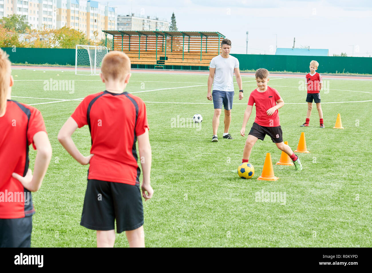 Boys junior soccer team practicing hi-res stock photography and images ...