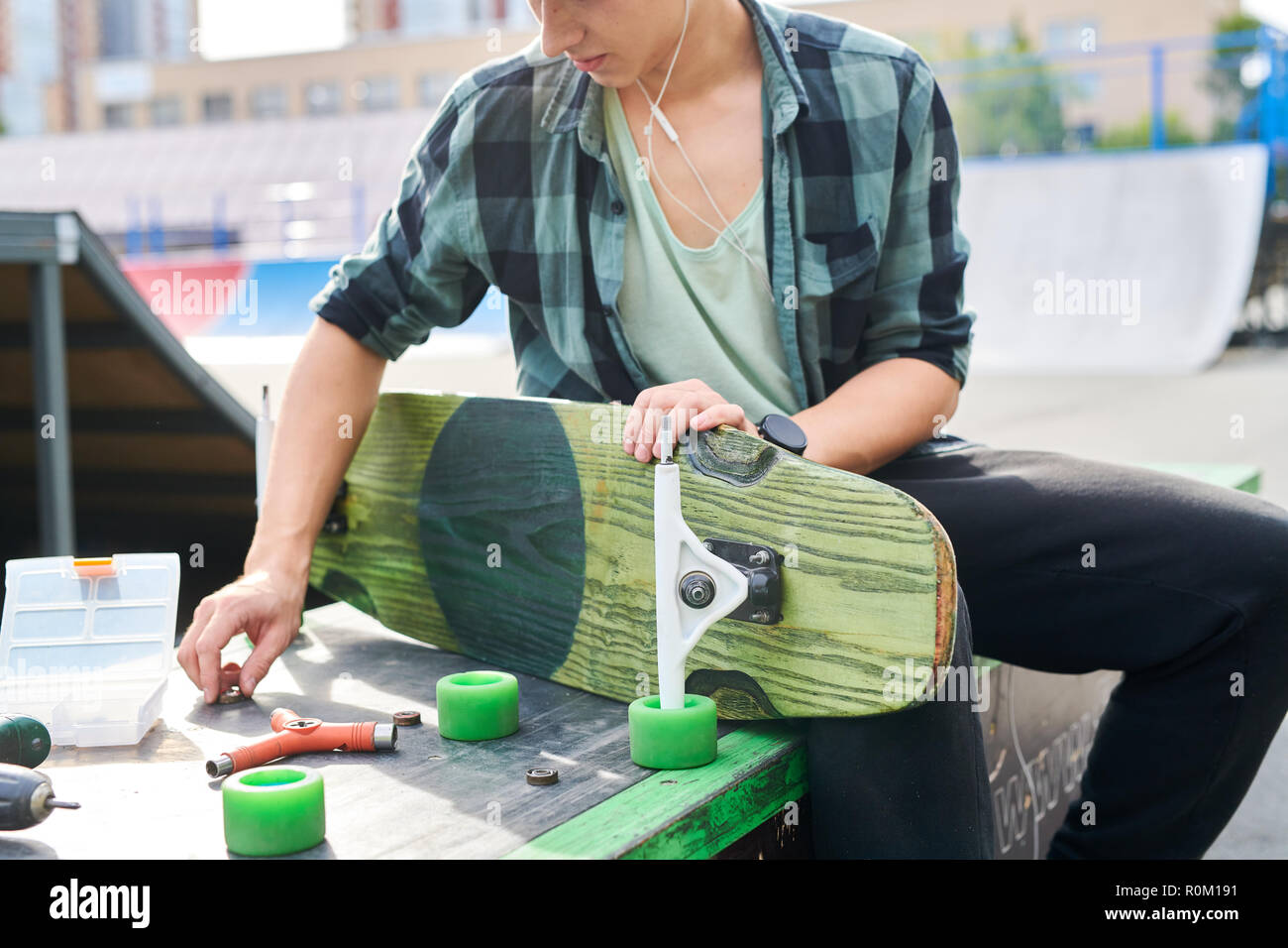 Guy fixing hi-res stock photography and images - Alamy