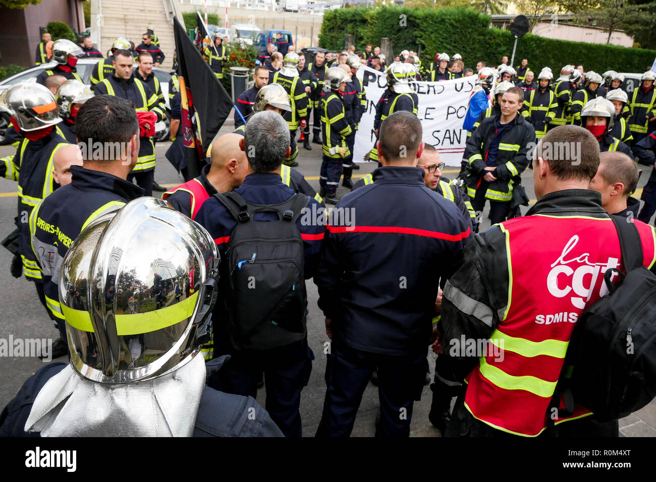 Hundreds of angry firefighters march in Lyon, France Stock Photo - Alamy