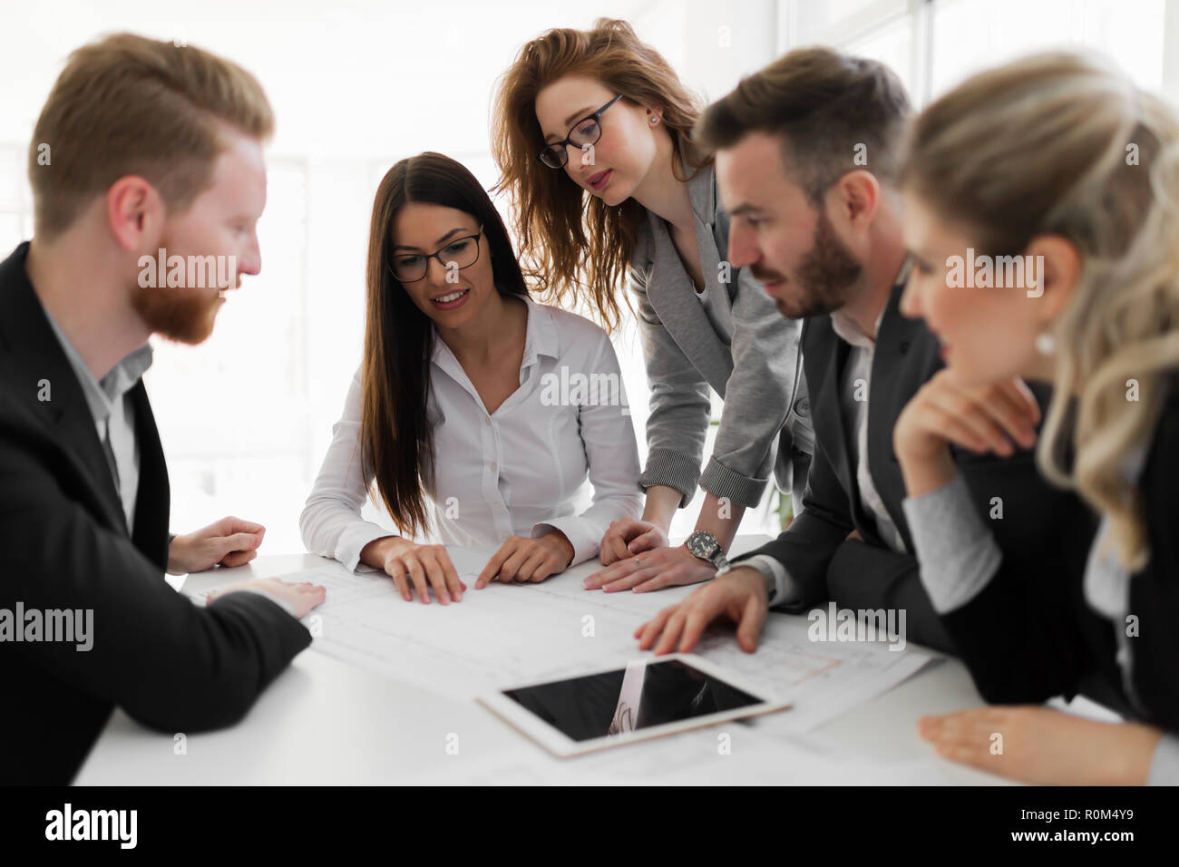 Team working together hi-res stock photography and images - Alamy
