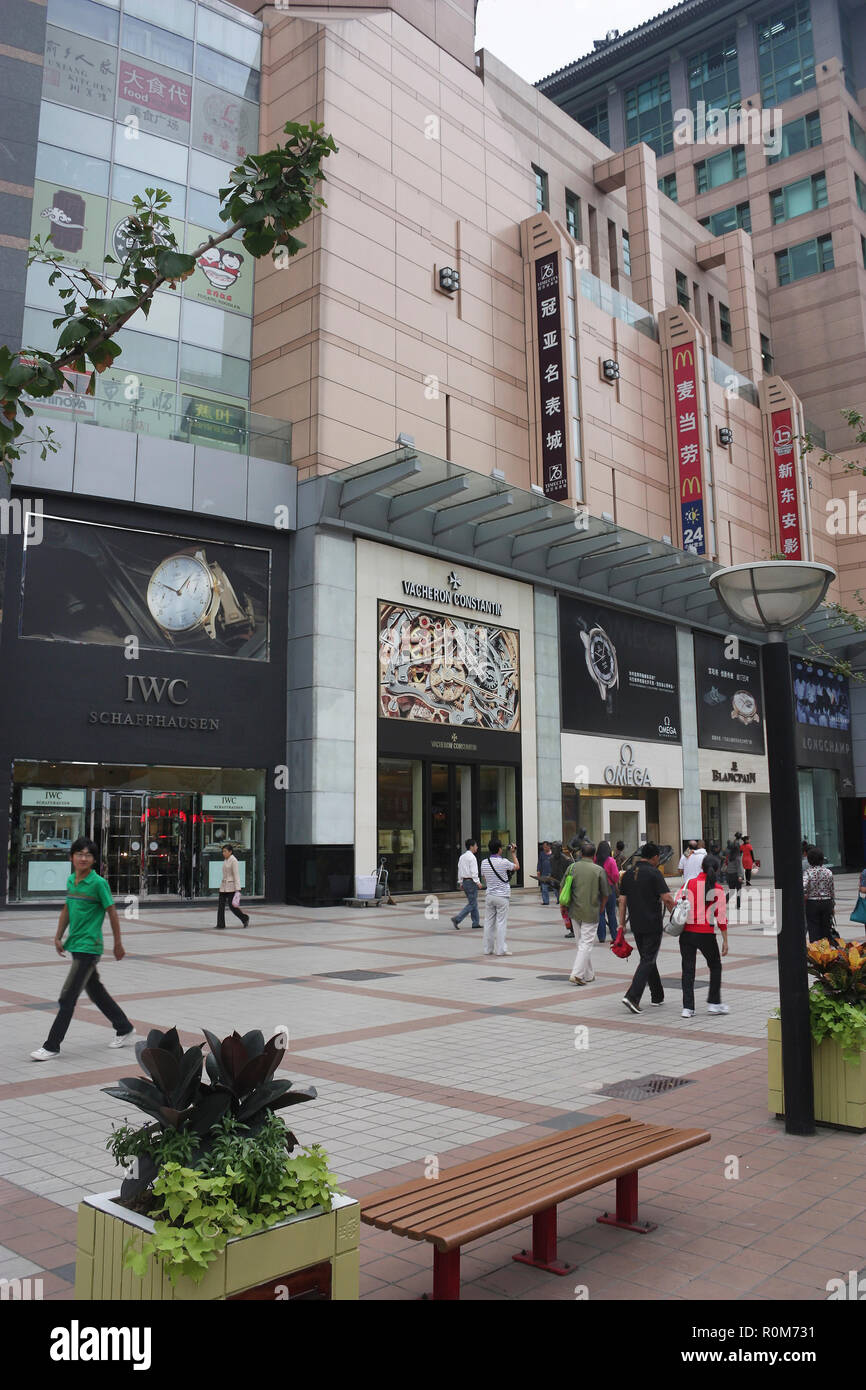 Wangfujing Street shops and people shopping in pedestrian area, Beijing ...