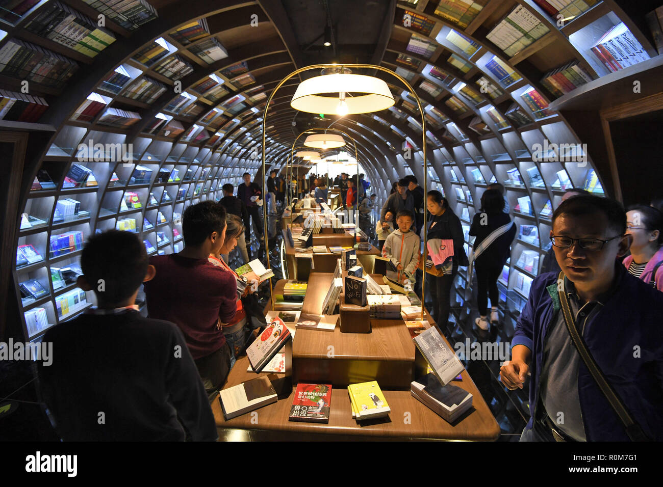 Guiyang, China. 5th Nov, 2018. People read books under mirrored ceiling ...