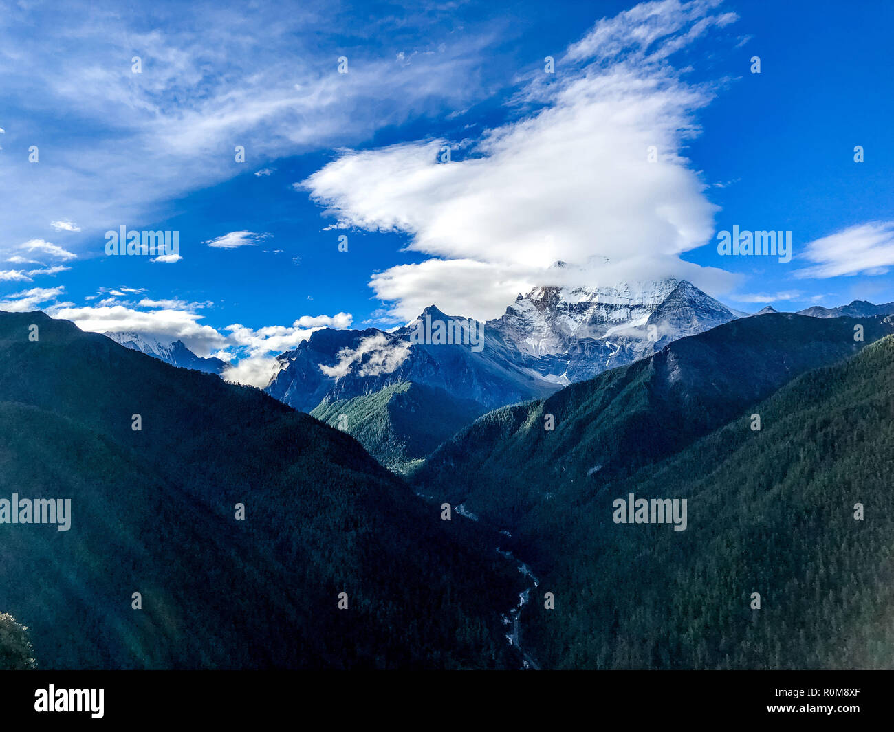 Daocheng, Daocheng, China. 6th Nov, 2018. Daocheng, CHINA-The Yading ...