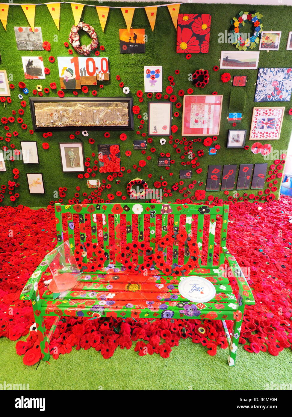 Knitted poppy display hi-res stock photography and images - Alamy