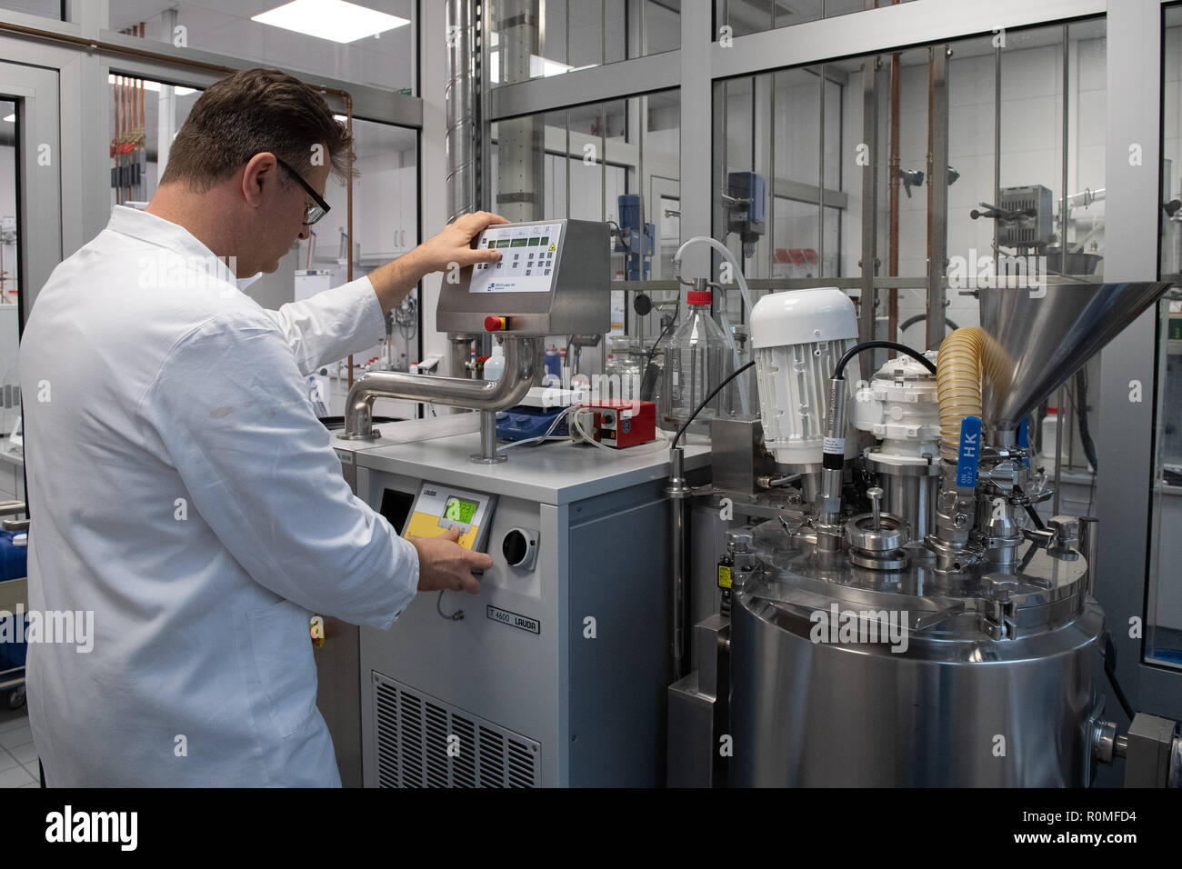 Holzminden, Germany. 23rd Oct, 2018. Ralf Bertram, an employee of ...