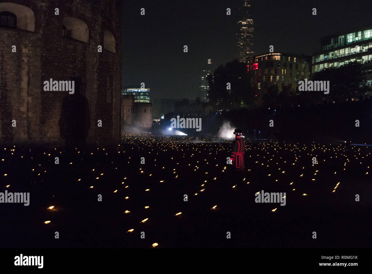 London, UK. 6th November, 2018. A Yeoman Warder looks across thousands ...