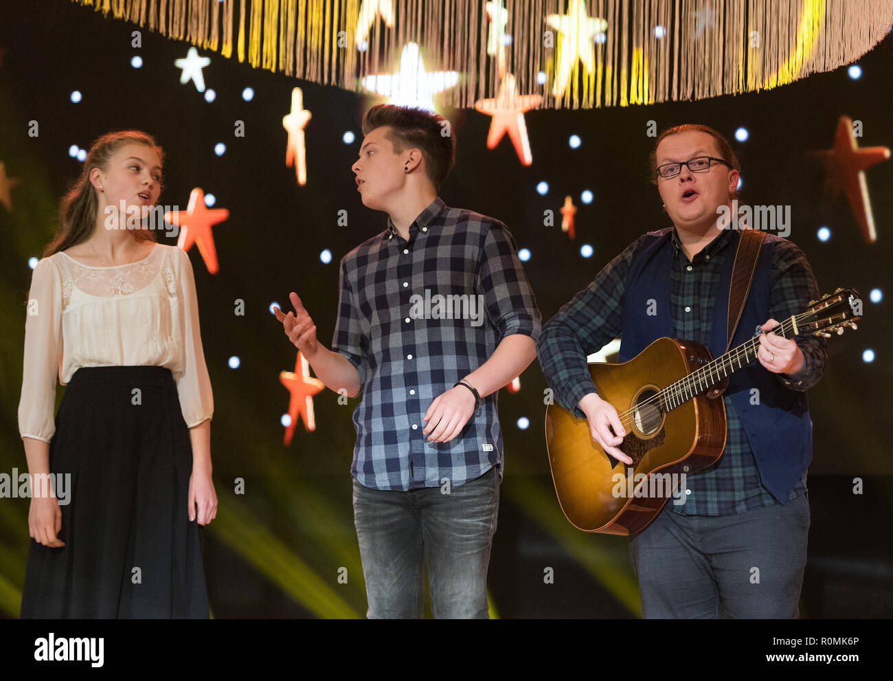 Zwickau, Germany. 06th Nov, 2018. Angelo Kelly (r) and family sing at ...